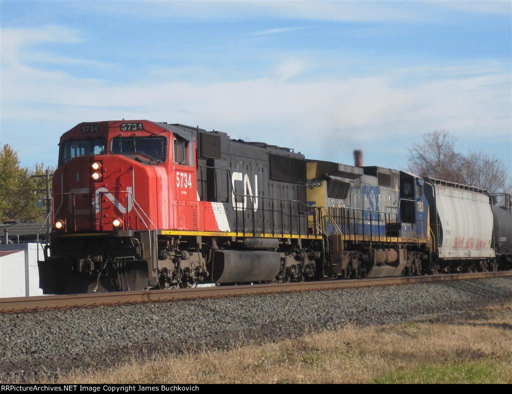 CN 5734 and CSX 7653